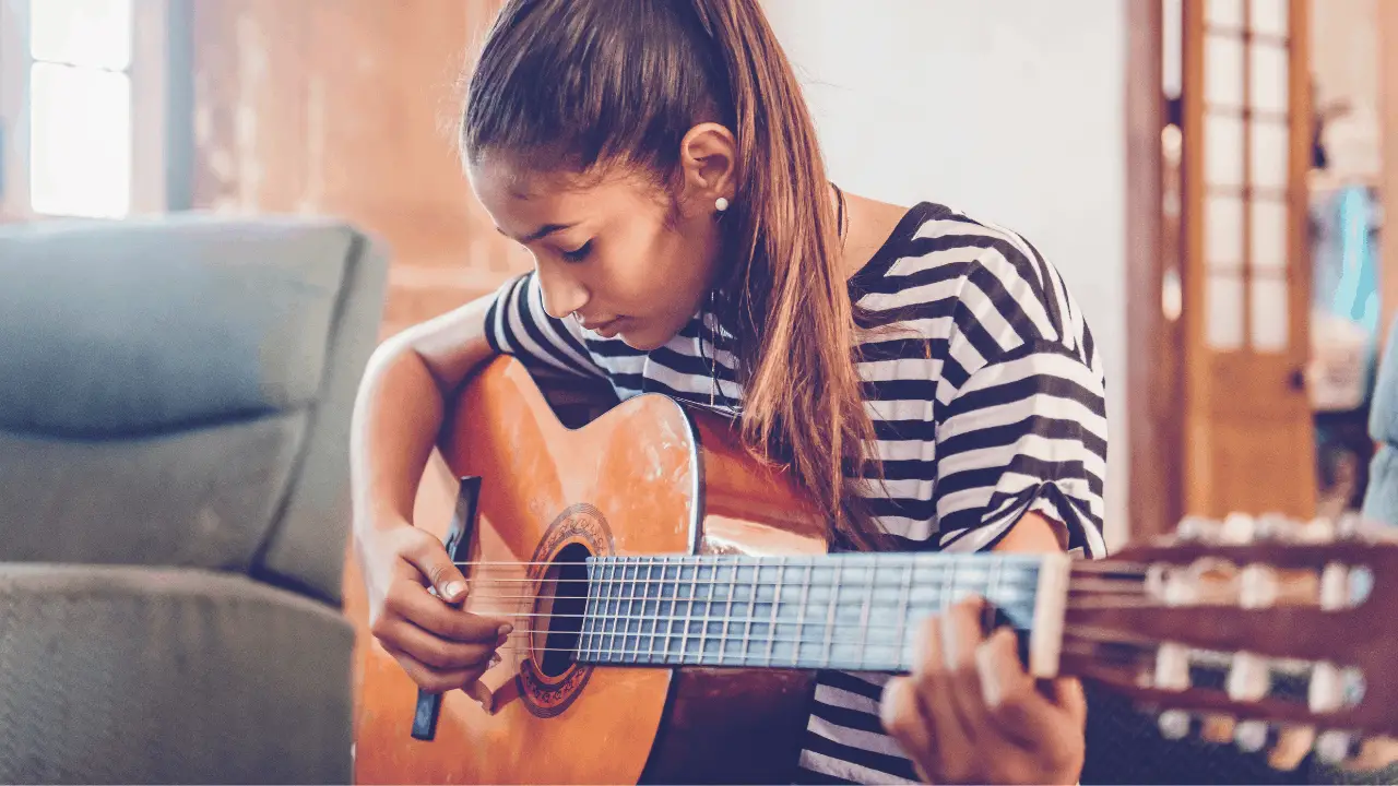 23 Easy Guitar Riffs For Beginners (And How To Play Them)