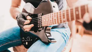 23 Easy Guitar Riffs For Beginners (And How To Play Them)